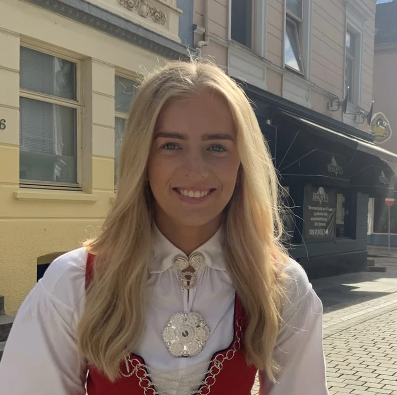 Maria (23) and Linn (22) - Looking in Millers Point,... | Flatmates.com.au