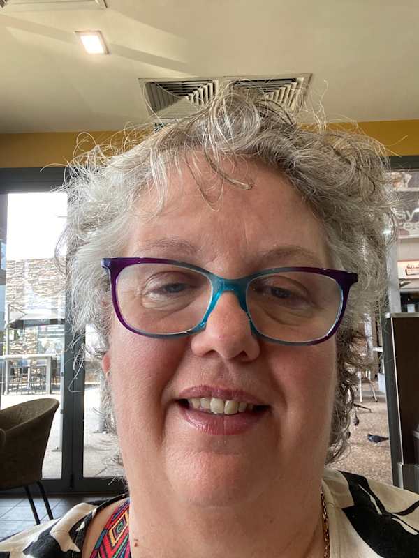 Sara (54) - Looking in Helensvale, Hope Island, Sout... | Flatmates.com.au