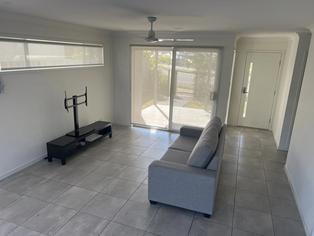 Room for Rent in Spring Mountain, Brisbane | $300, F... | Flatmates.com.au
